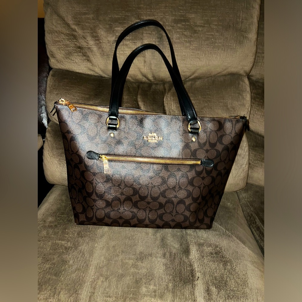 Coach Gallery Tote In Signature Canvas. Brown/Black. - Gem